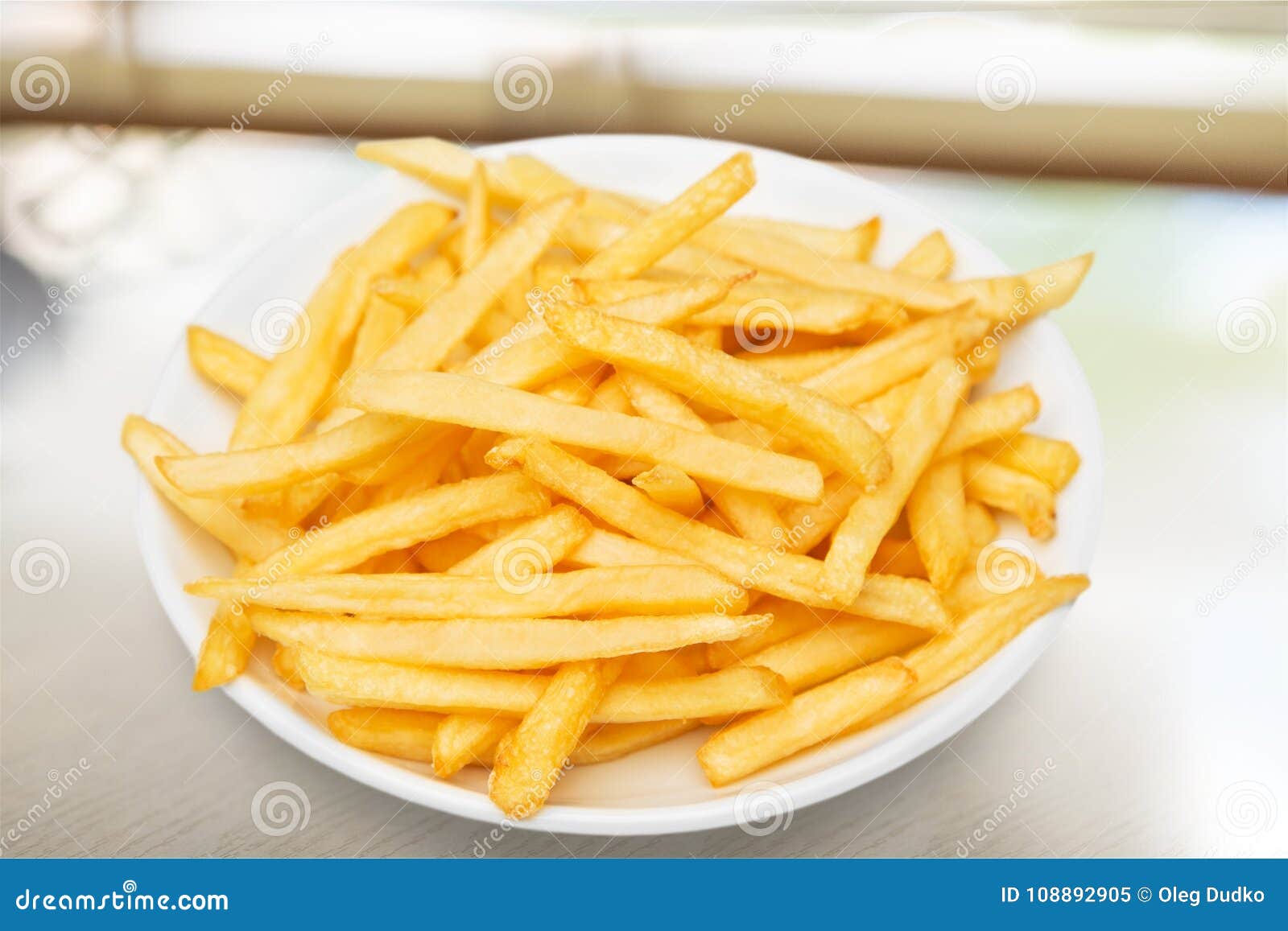 Platte Von Pommes-Frites Auf Tabelle Stockbild - Bild von platte ...