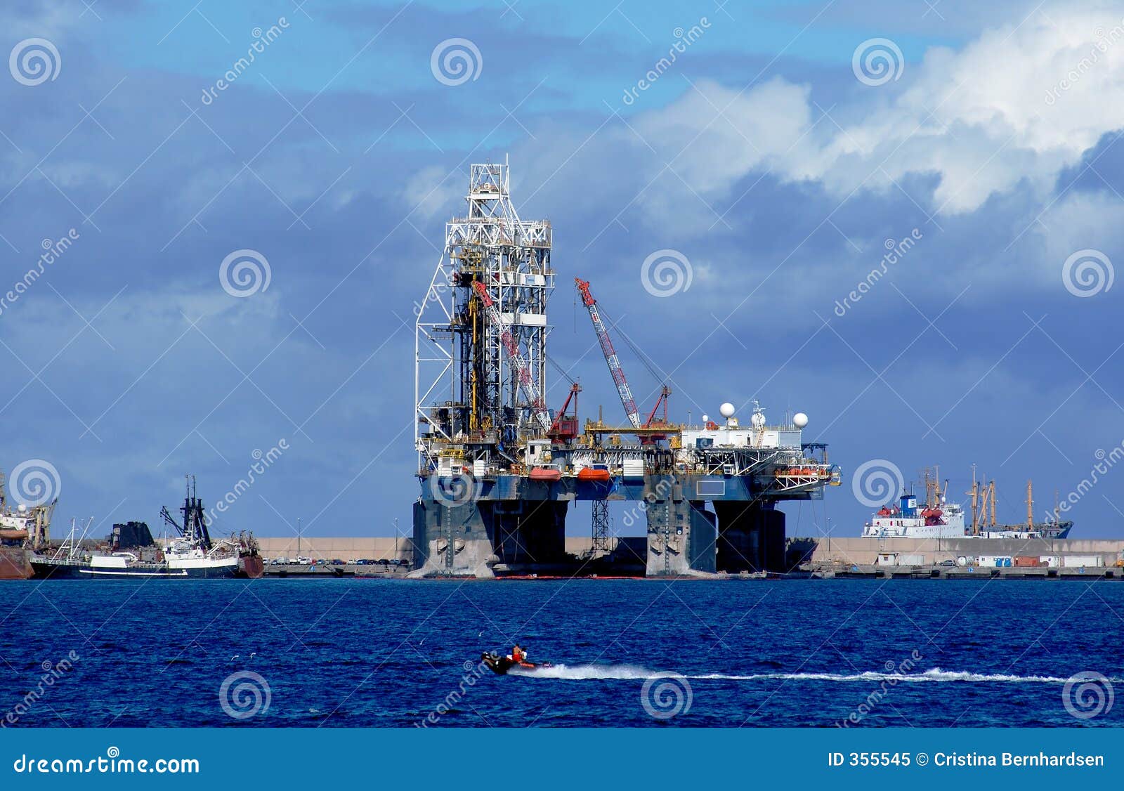 Plattform stockbild. Bild von bunt, boot, industrie, hafen - 355545