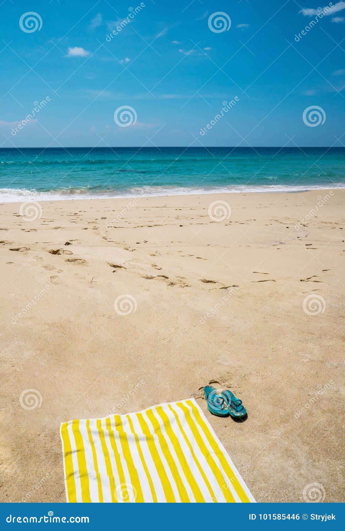 Playa arenosa hermosa foto de archivo. Imagen de costa - 101585446