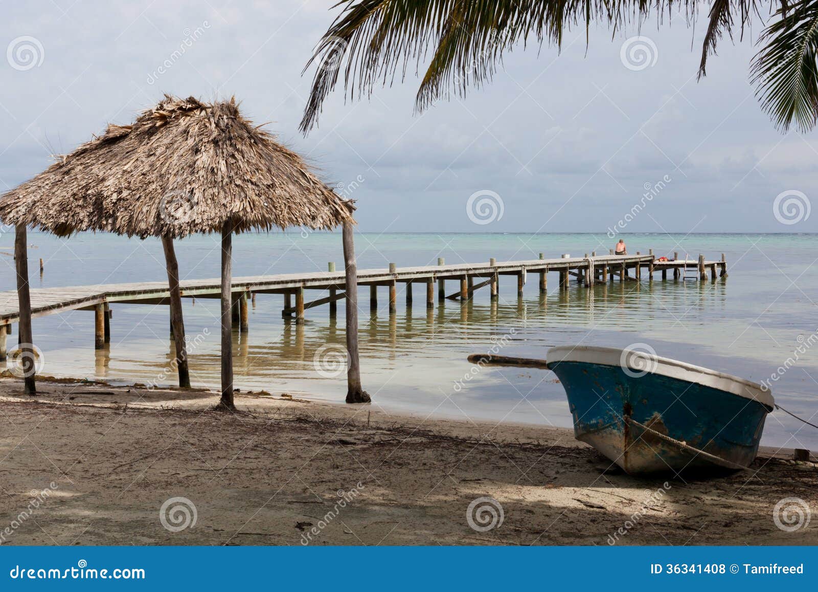 Playa, barco, y muelle foto de archivo. Imagen de cayo - 36341408