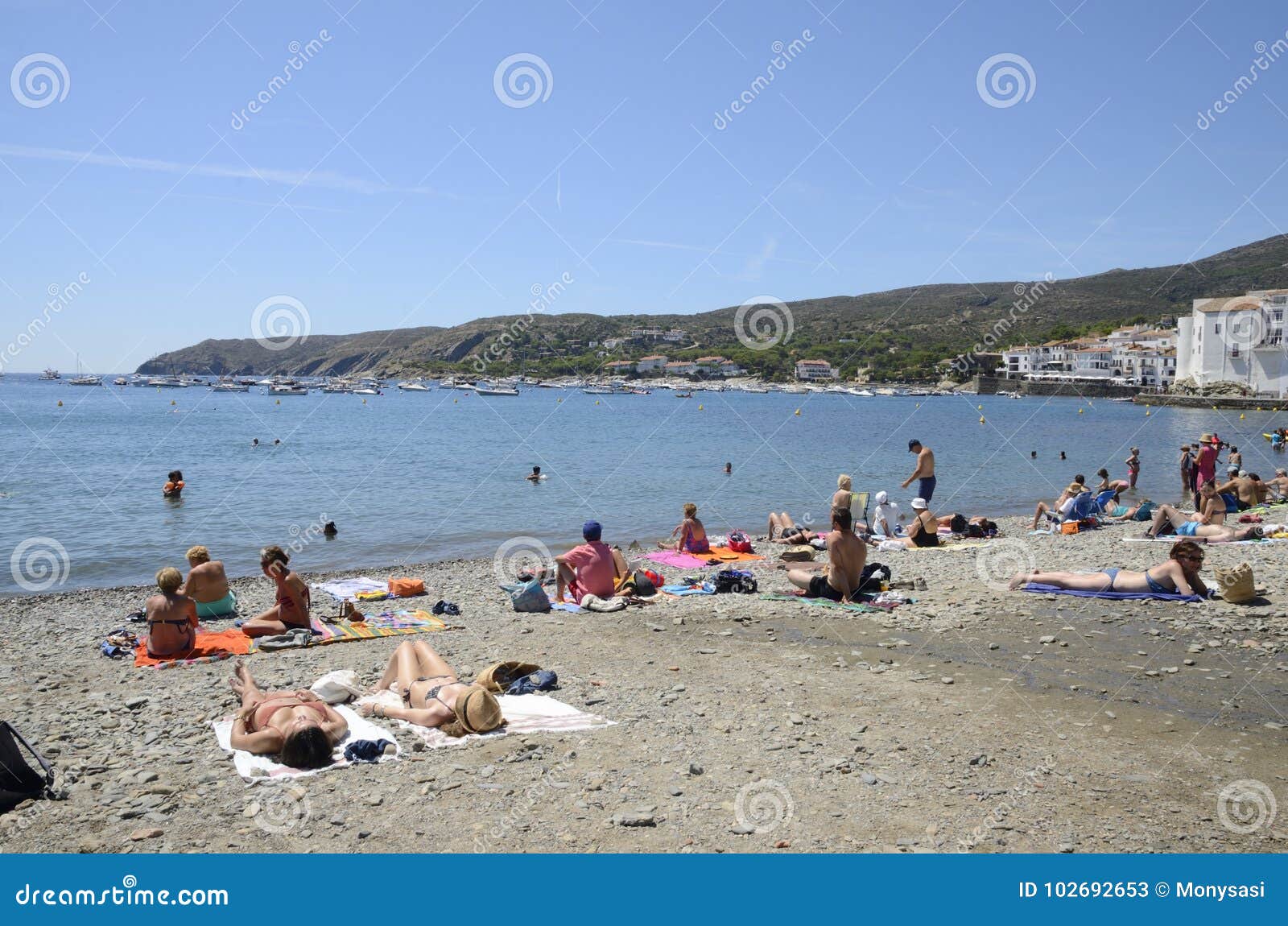 Playa Cobbled de Cadaques foto de archivo editorial. Imagen de verano ...