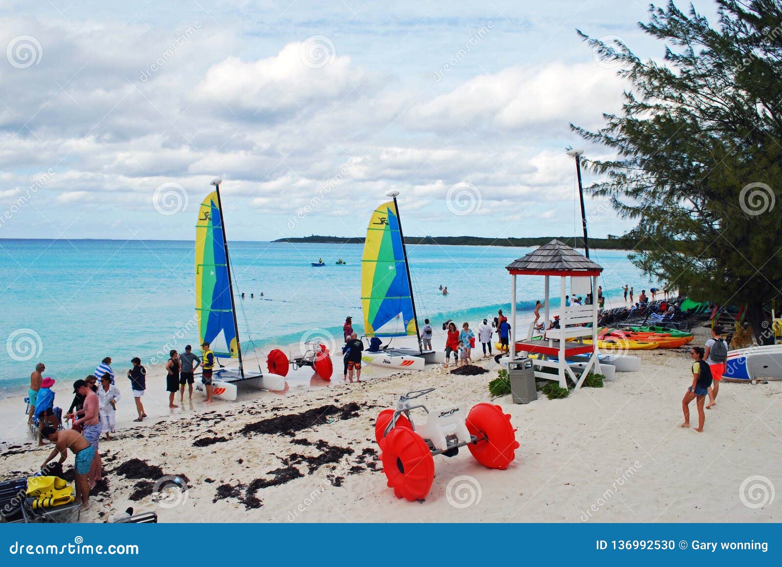 Playa colorida imagen editorial. Imagen de playa, tropical - 136992530