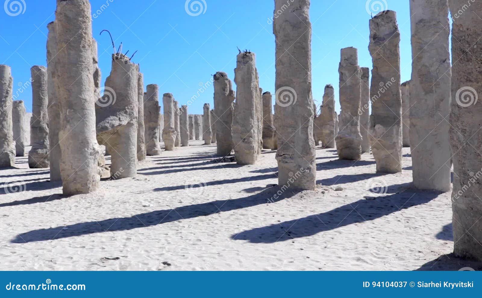 Playa Con Columnas De La Arena Metraje Stock– 11 Playa Con Columnas De ...
