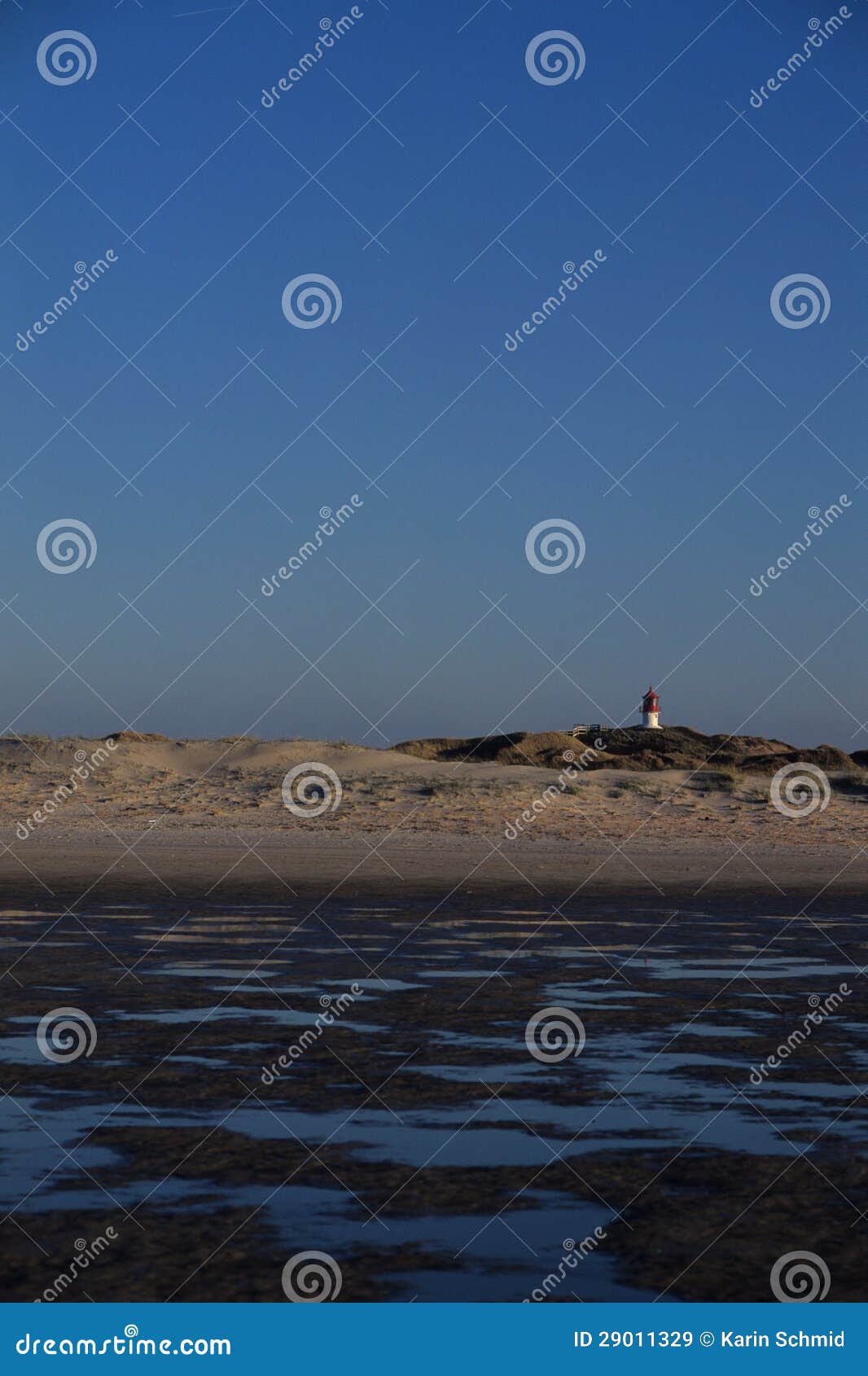Playa con el faro imagen de archivo. Imagen de costero - 29011329
