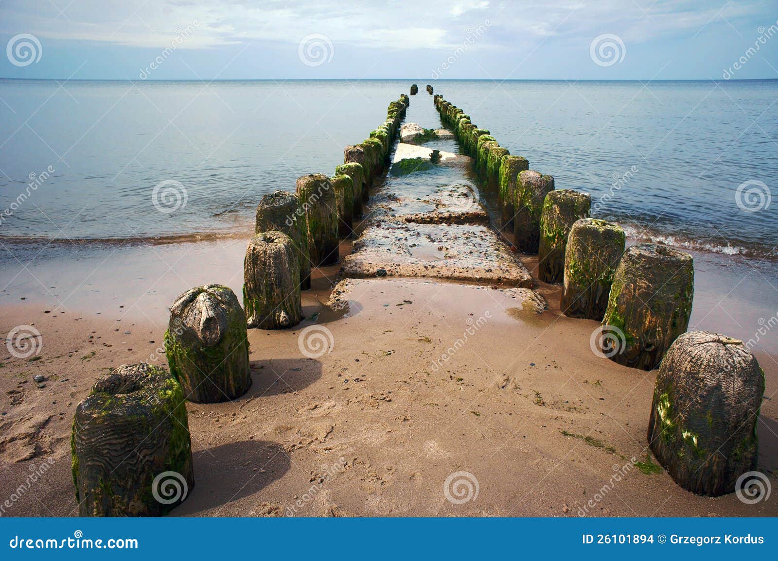 Playa con el rompeolas foto de archivo. Imagen de cielo - 26101894