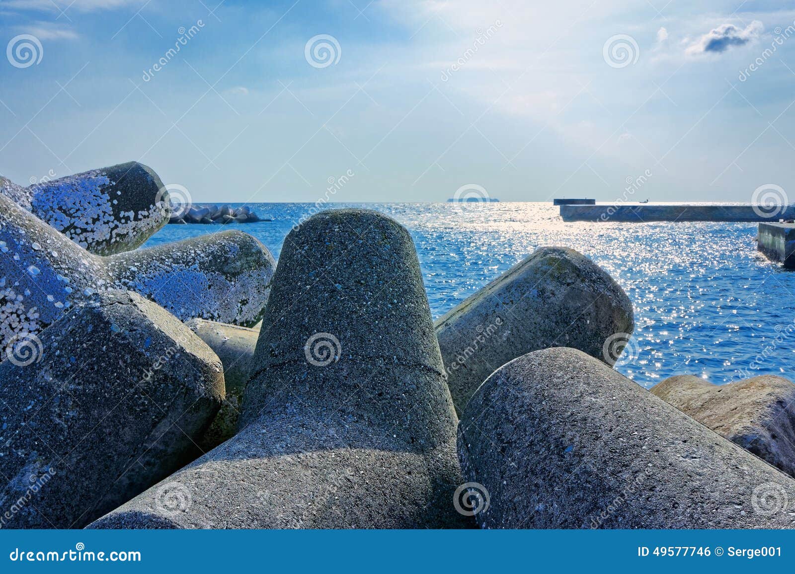 Playa Con El Rompeolas Concreto Tetrápodo Foto de archivo - Imagen de ...