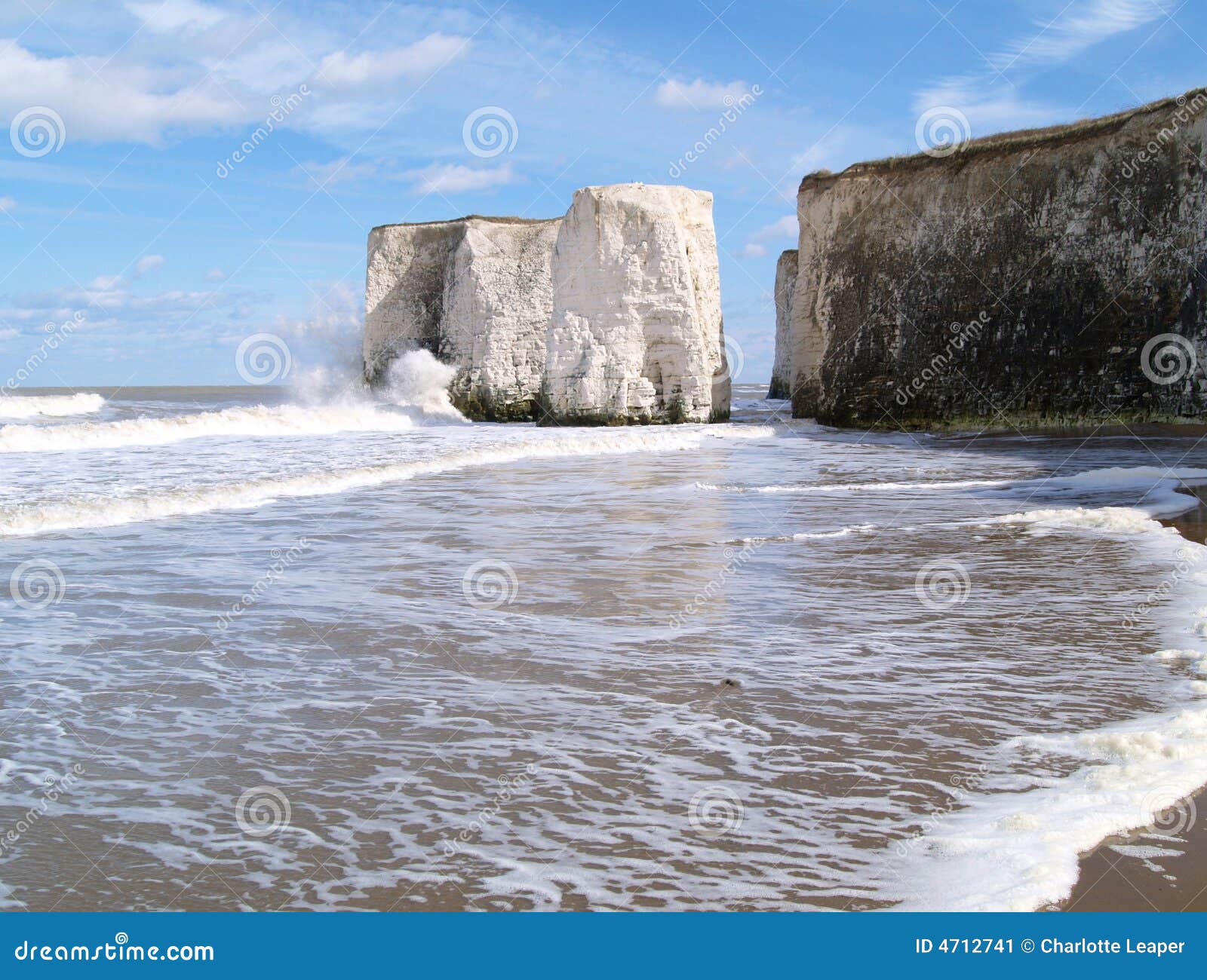 Playa Con La Roca Blanca, Inglaterra Imagen de archivo - Imagen de ...