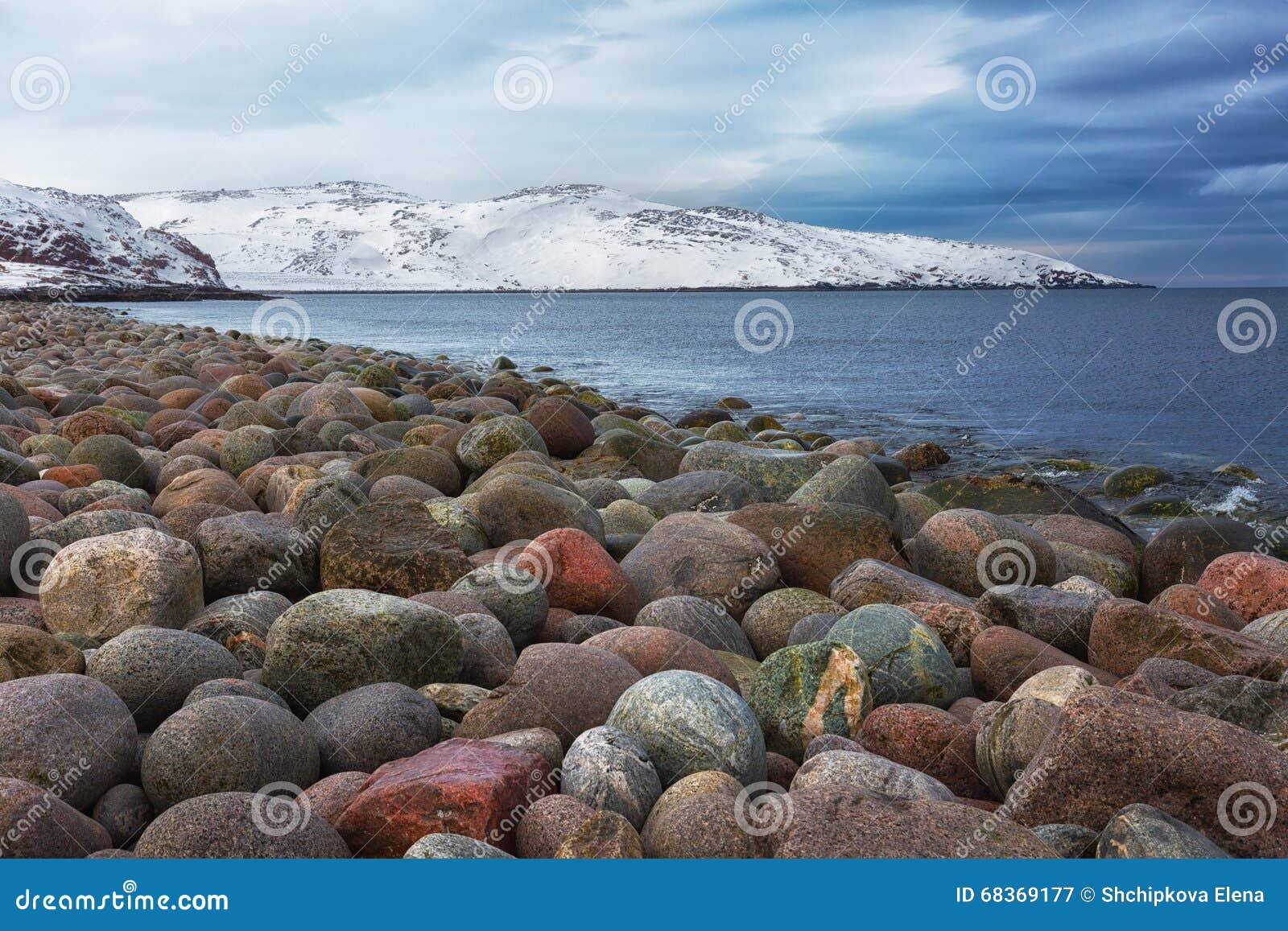 Playa Con Las Piedras Redondas Grandes Imagen de archivo - Imagen de ...