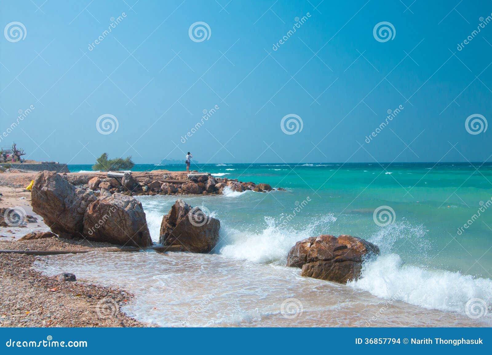 Playa con las rocas foto de archivo. Imagen de vacaciones - 36857794