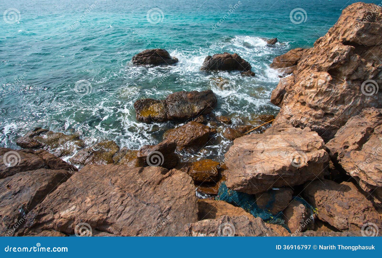 Playa con las rocas imagen de archivo. Imagen de cubo - 36916797