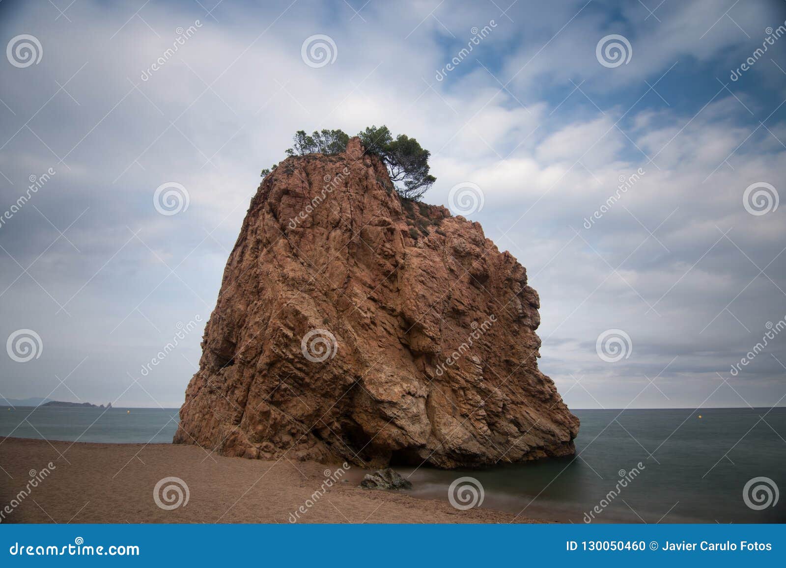 Playa Con Las Rocas Y El Cielo Foto de archivo - Imagen de fruta ...