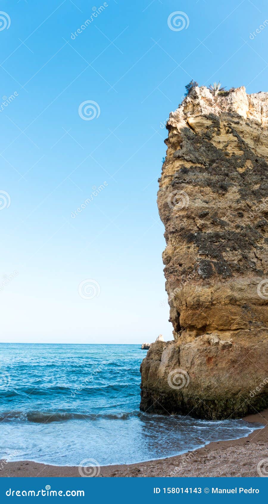 Playa con rocas imagen de archivo. Imagen de recorrido - 158014143