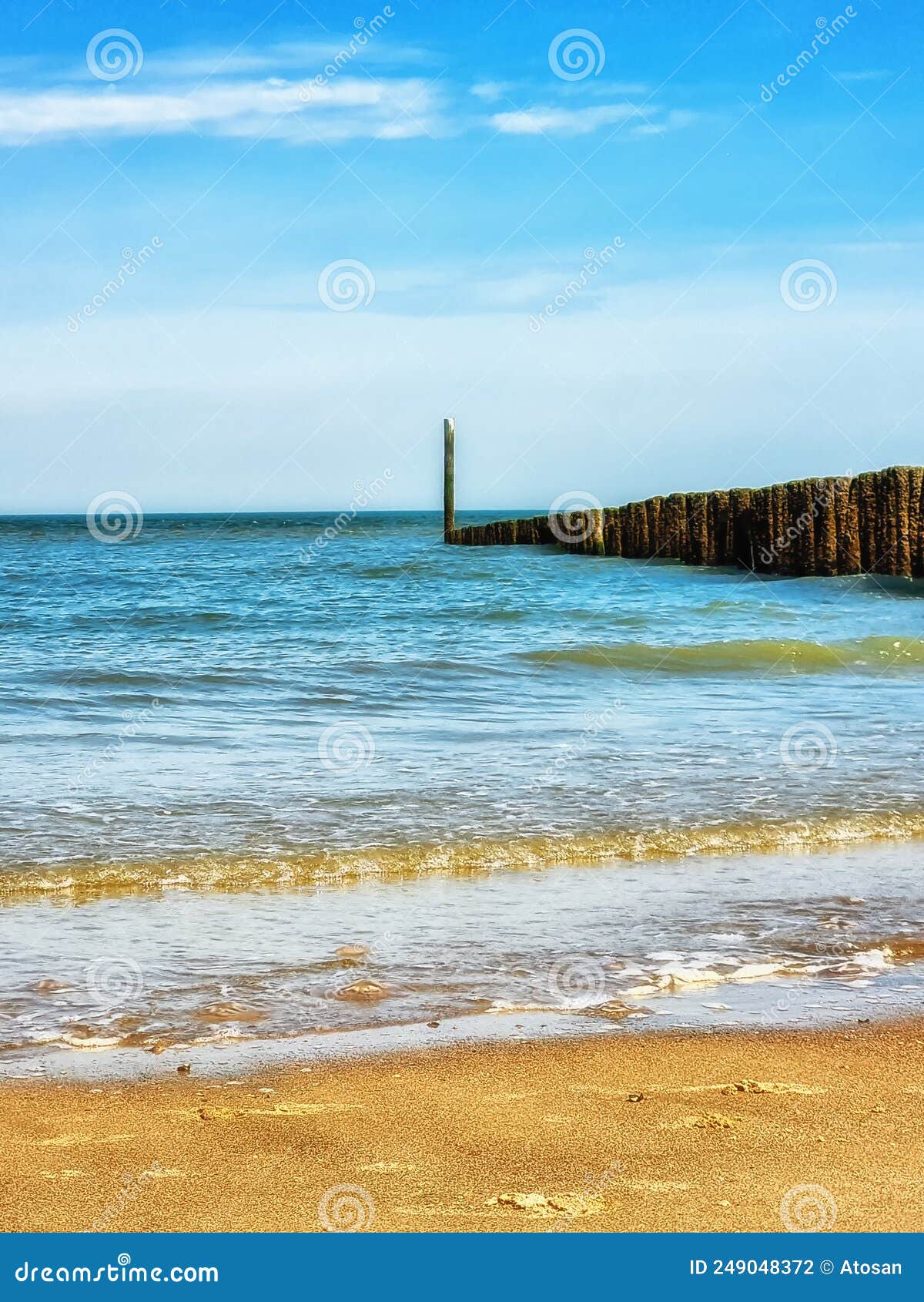 Playa Con Rompeolas De Madera Foto de archivo - Imagen de pistas ...