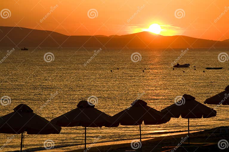 Playa Con Un Sol Que Brilla Intensamente Imagen de archivo - Imagen de ...