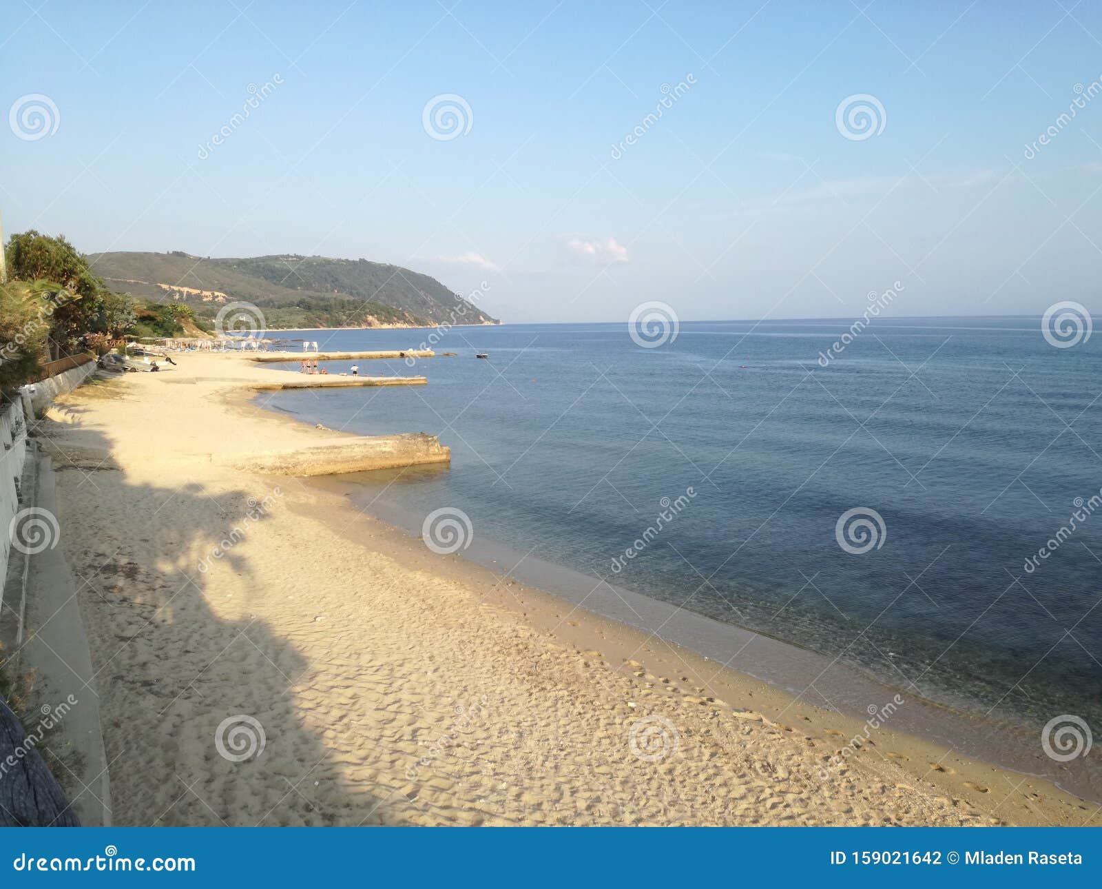 Playa De Arena Con Mar Tranquilo Y Despejado Foto de archivo - Imagen ...