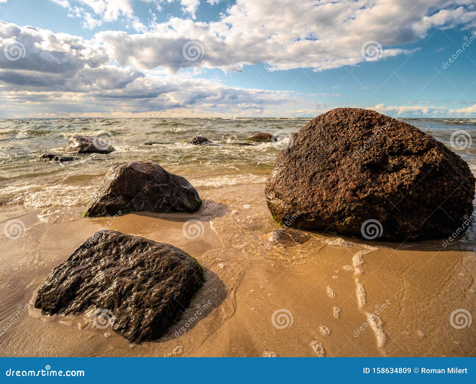 Playa de arena con rocas imagen de archivo. Imagen de paisaje - 158634809