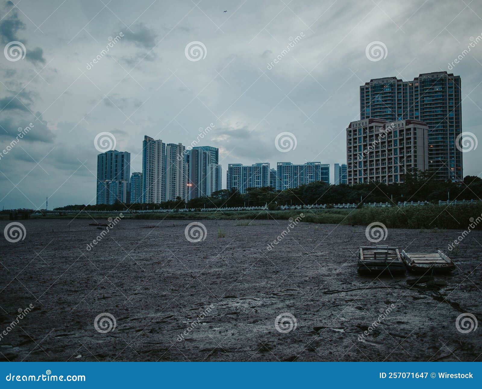 Playa De Barro Con Edificios Modernos Junto Al Mar Bajo Un Cielo Turbio ...