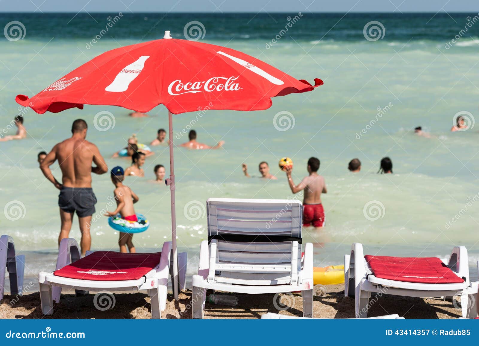 Playa De Coca Cola Umbrella on the Fotografía editorial - Imagen de ...