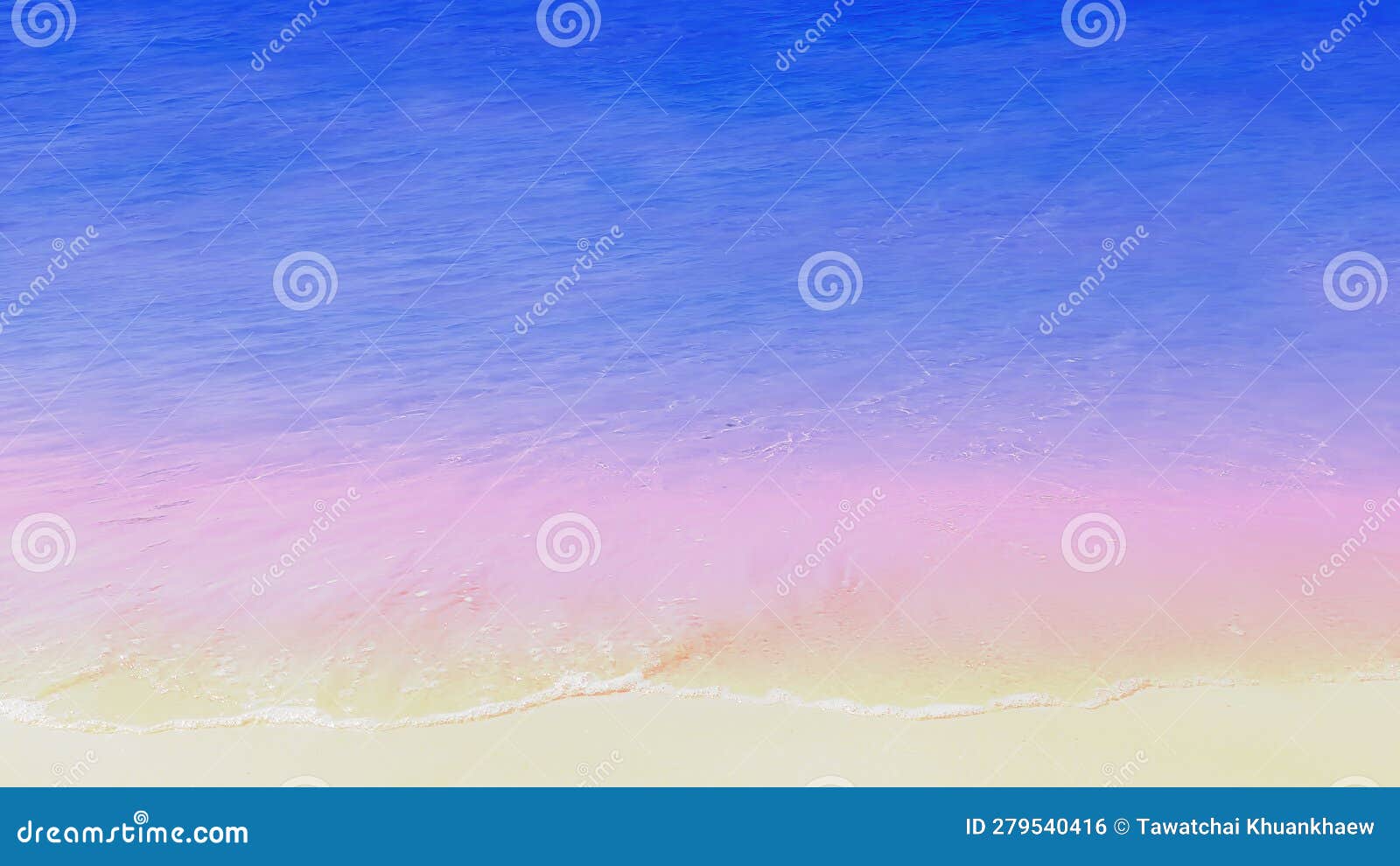 Playa De Color Rosa Natural Con Olas De Azul Profundo Foto de archivo ...