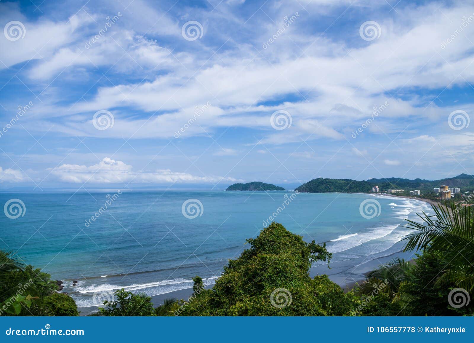 Playa De Jaco En Costa Rica Foto de archivo - Imagen de ciudad, cielo ...