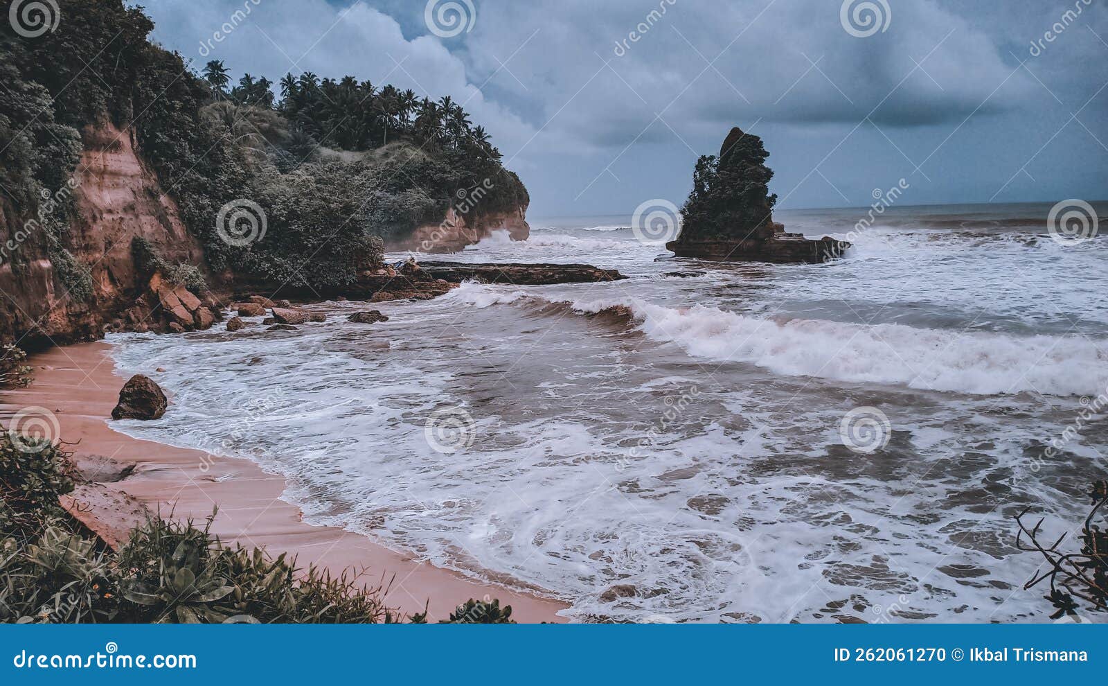Playa de karang gantungan foto de archivo. Imagen de acantilado - 262061270