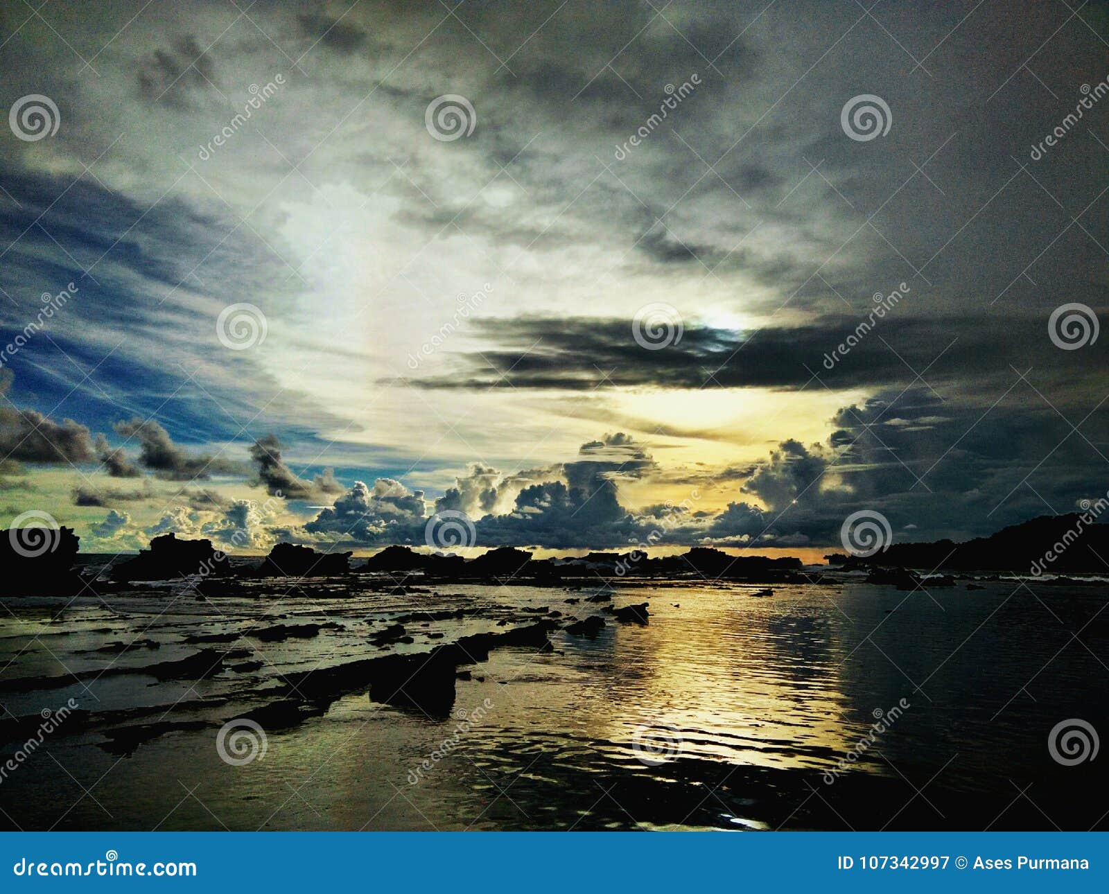 Playa de Karang Taraje imagen de archivo. Imagen de java - 107342997