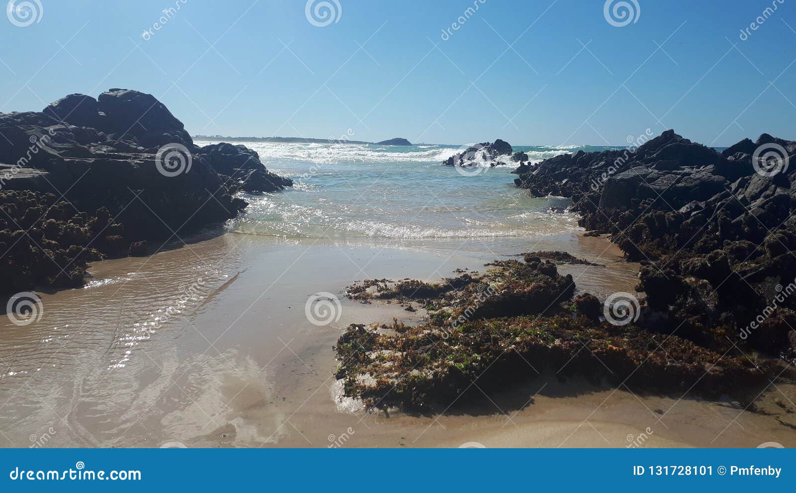 Playa de la roca imagen de archivo. Imagen de observar - 131728101