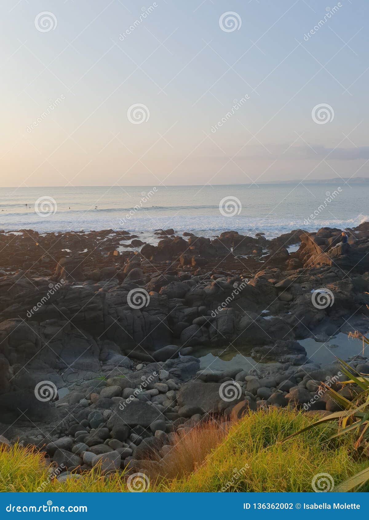 Playa de la roca foto de archivo. Imagen de roca, agua - 136362002