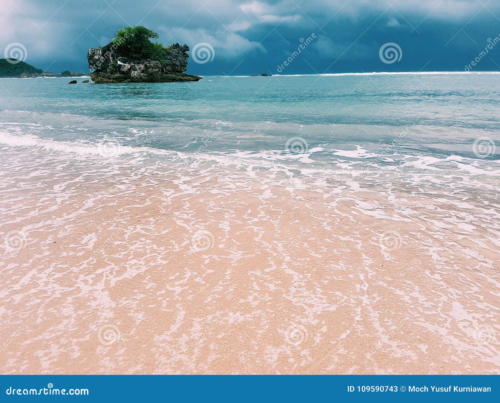 Playa De Las Vacaciones En Java Oriental, Indonesia Imagen de archivo ...