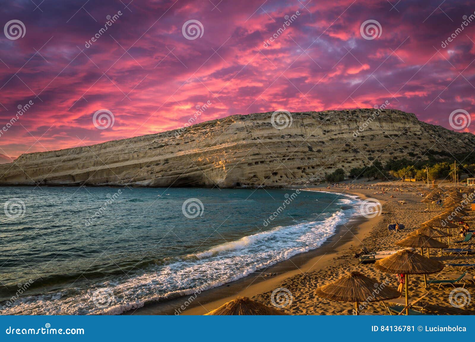 Playa De Matala En La Isla De Creta, Grecia Imagen de archivo - Imagen ...