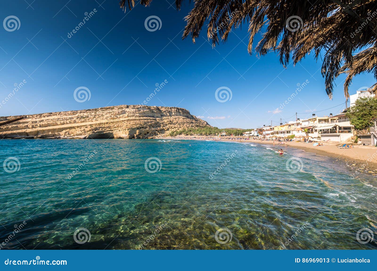 Playa De Matala En La Isla De Creta, Grecia Imagen de archivo - Imagen ...