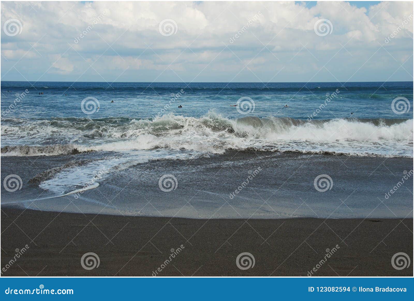 Playa De Pantai Batu Bolong Foto de archivo - Imagen de azul, tropical ...