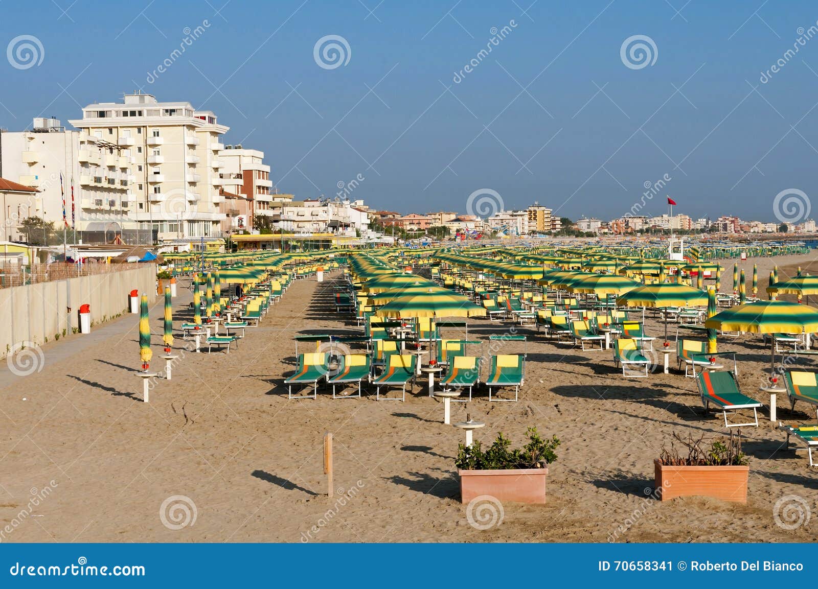 Playa de Rímini, Italia foto editorial. Imagen de paraguas - 70658341