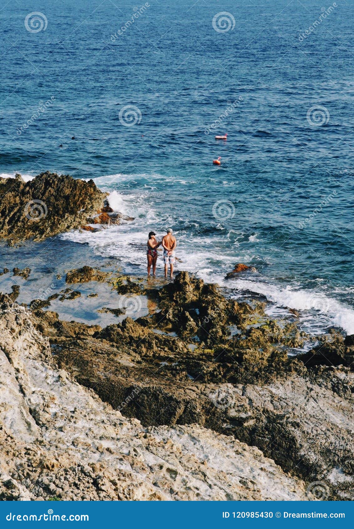 Playa de riviera francesa imagen editorial. Imagen de verano - 120985430