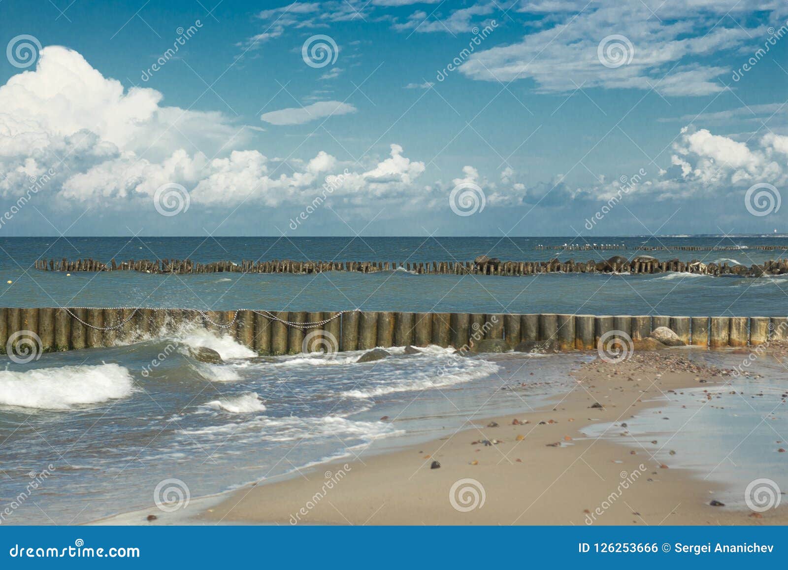 Playa De Sandy Con Los Rompeolas En El Fondo Foto de archivo - Imagen ...