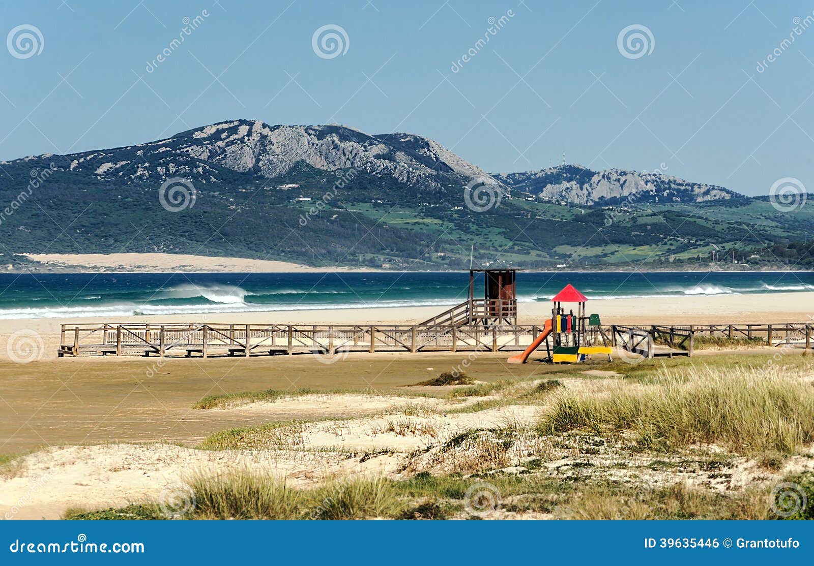 Playa de Tarifa foto de archivo. Imagen de travieso, cubo - 39635446