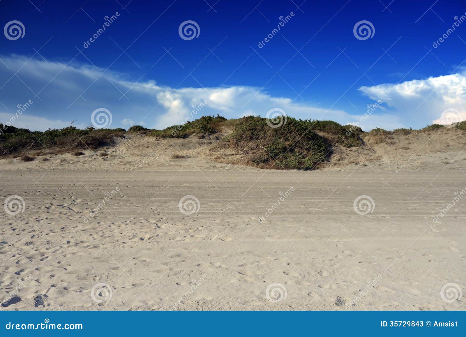 Playa Del Mar De Las Dunas Y Cielo Azul Imagen de archivo - Imagen de ...