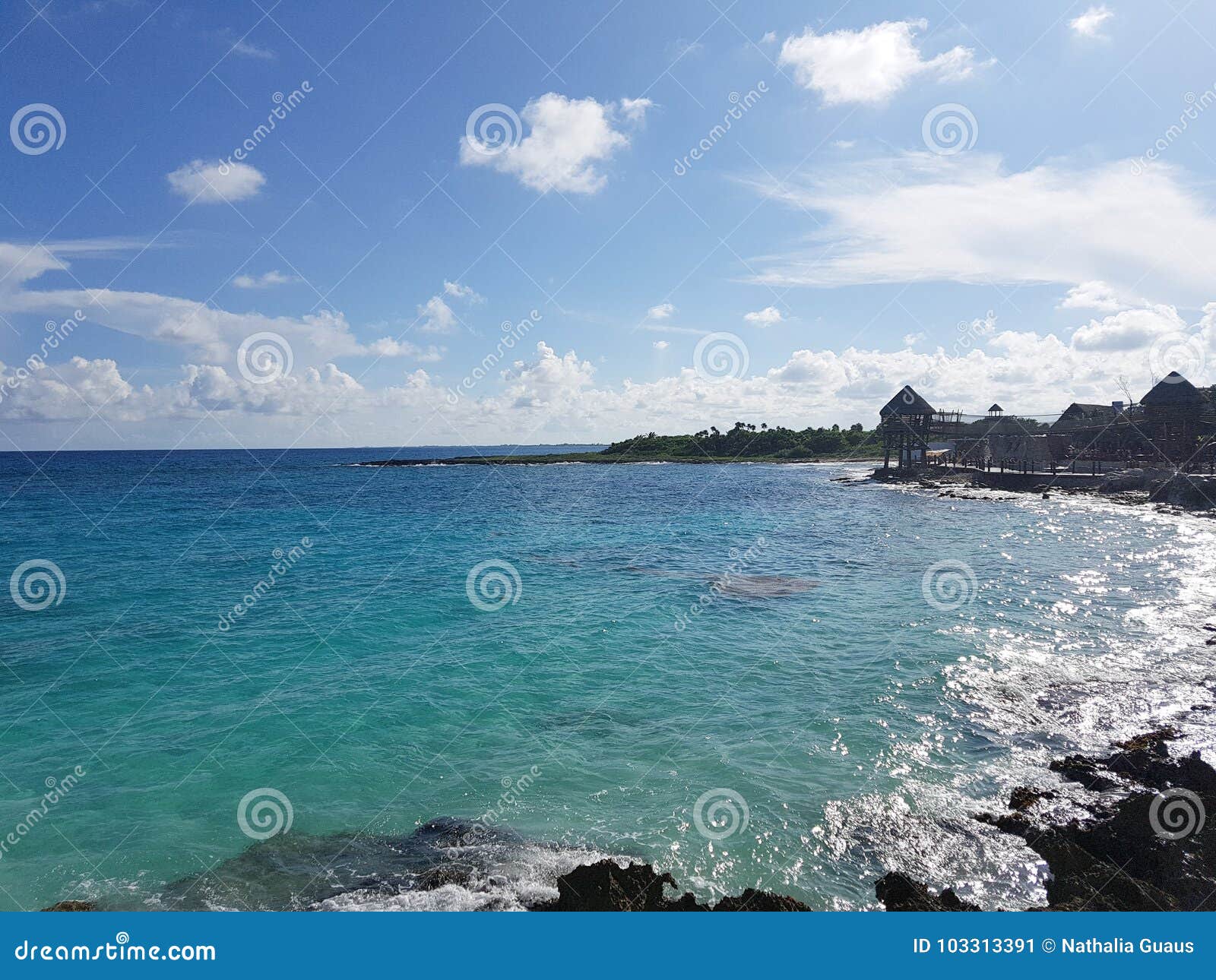 Playa del maya de la costa imagen de archivo. Imagen de nave - 103313391