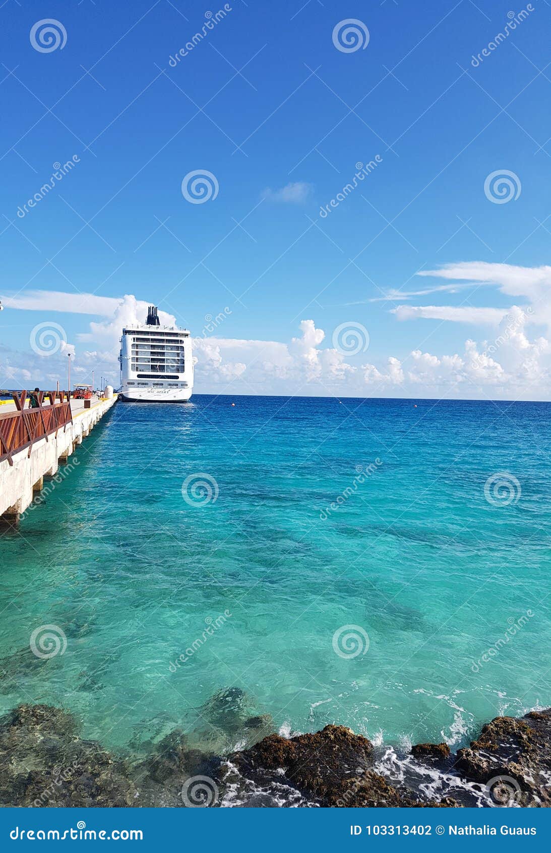 Playa del maya de la costa fotografía editorial. Imagen de cubo - 103313402