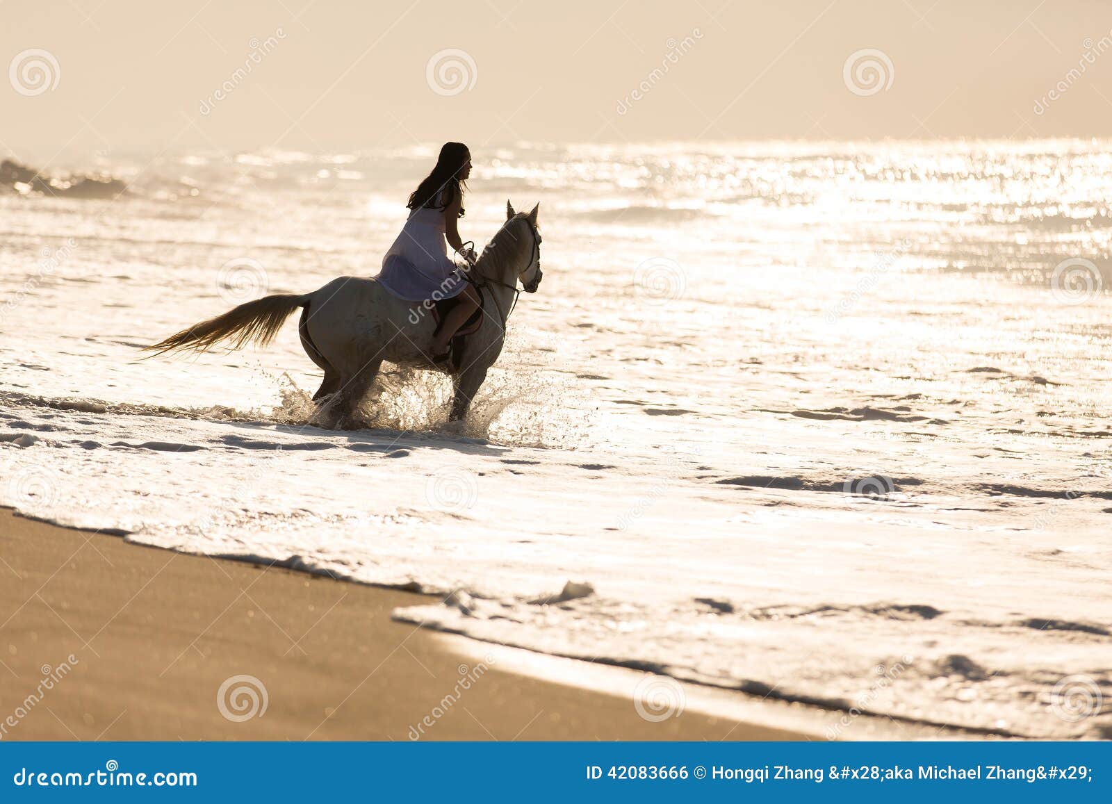 Playa Del Paseo Del Caballo De La Mujer Foto de archivo - Imagen de ...