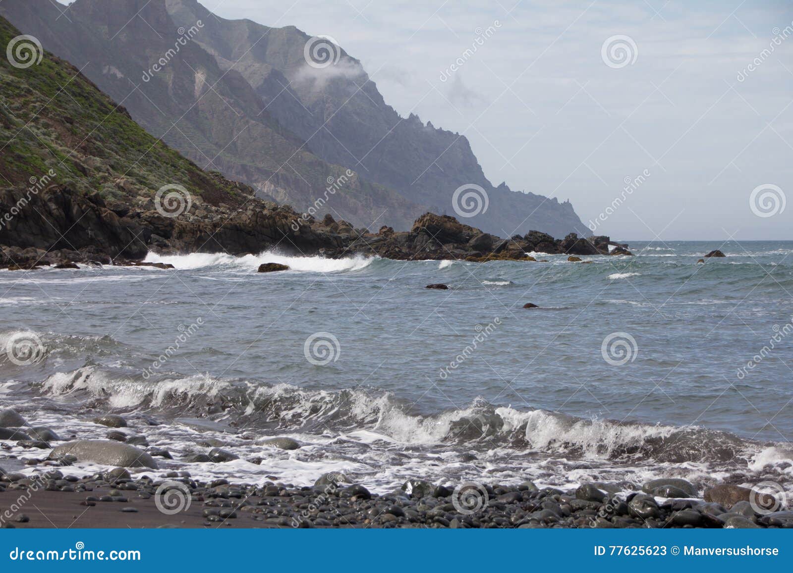 Playa en Almaciga Tenerife imagen de archivo. Imagen de ondas - 77625623