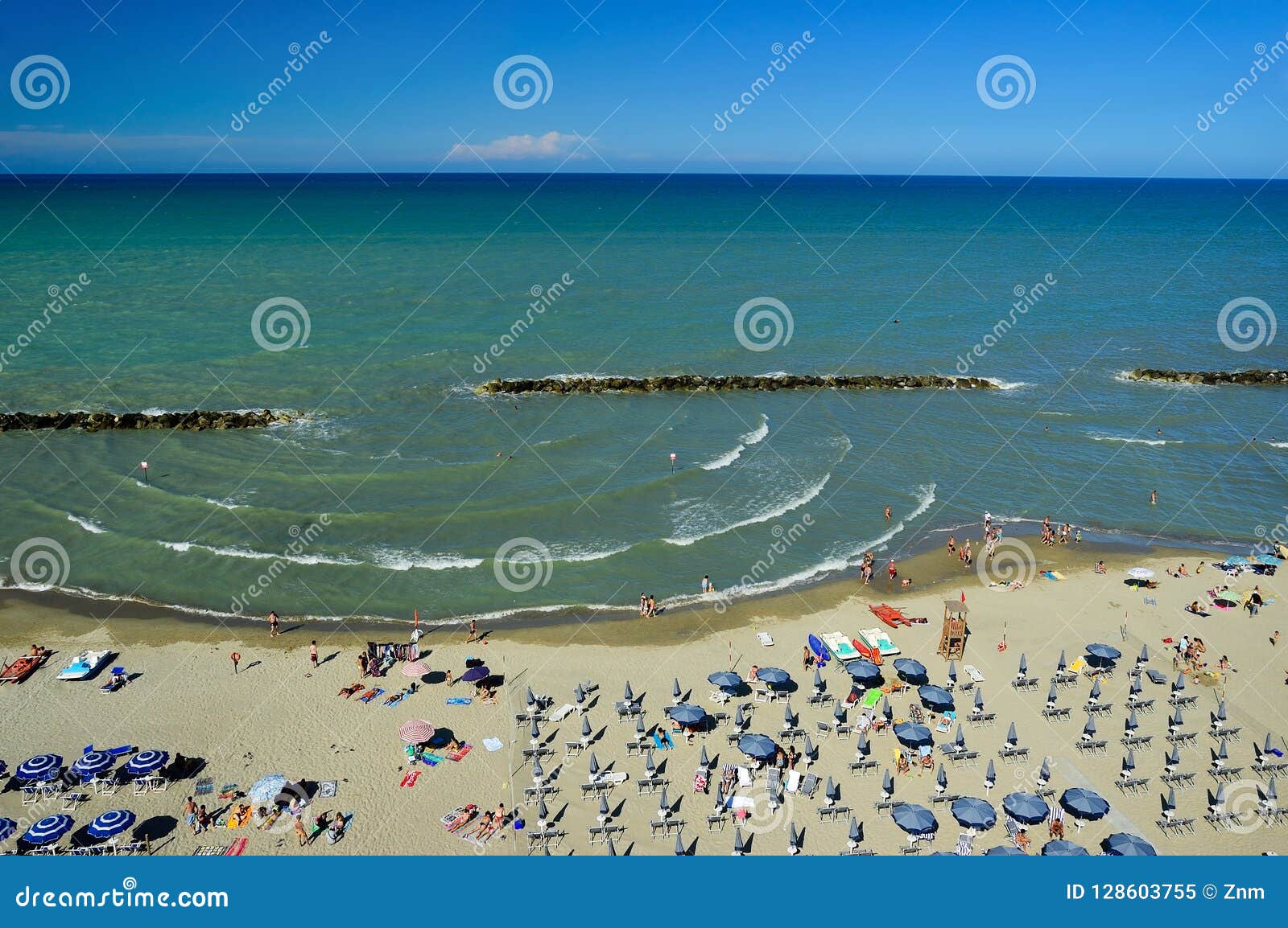 Playa En La Región De Abruzos, Italia Imagen de archivo - Imagen de bronceado, resto: 128603755