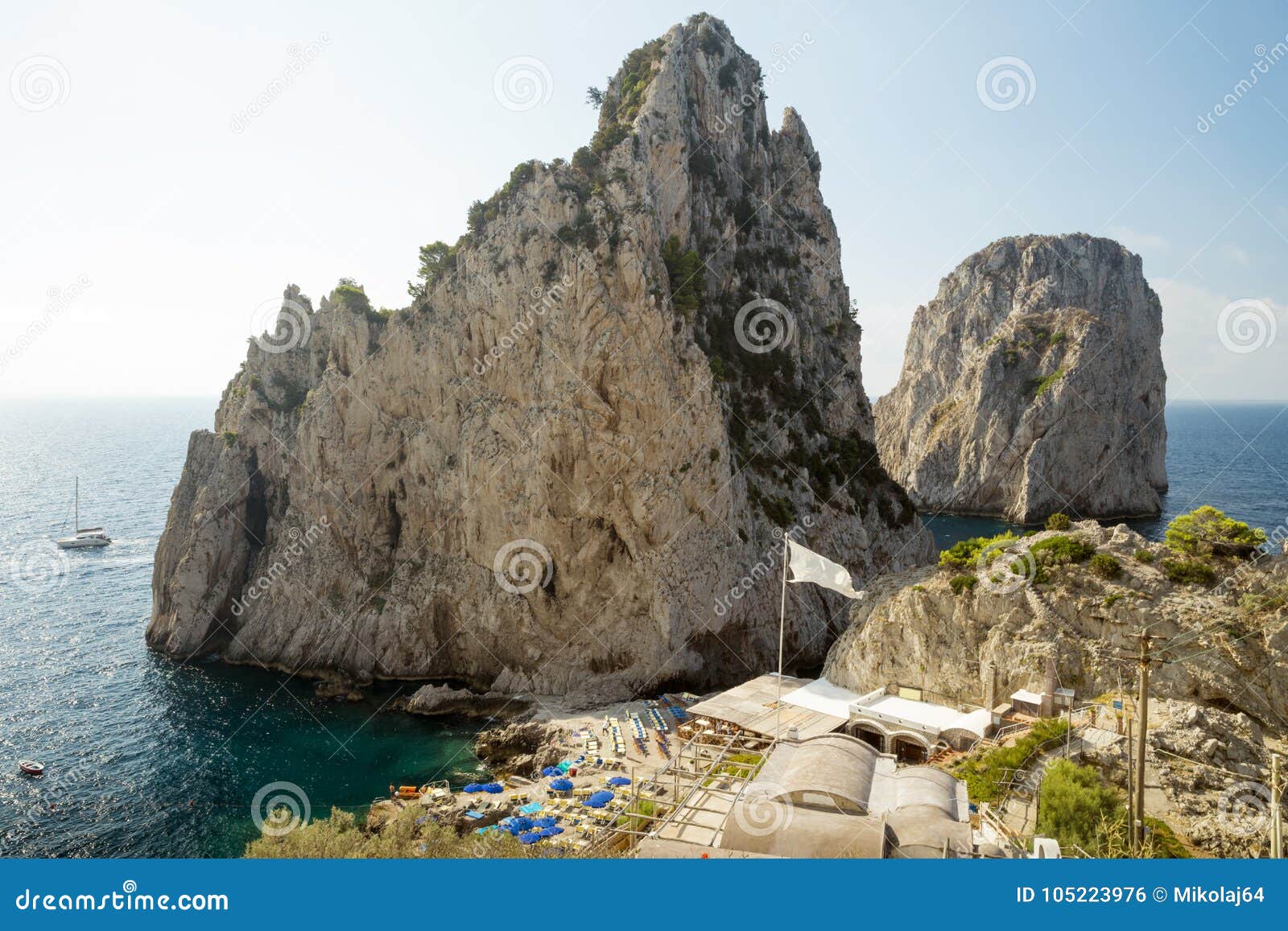Playa En Las Rocas De Faraglioni En La Isla De Capri Foto de archivo ...
