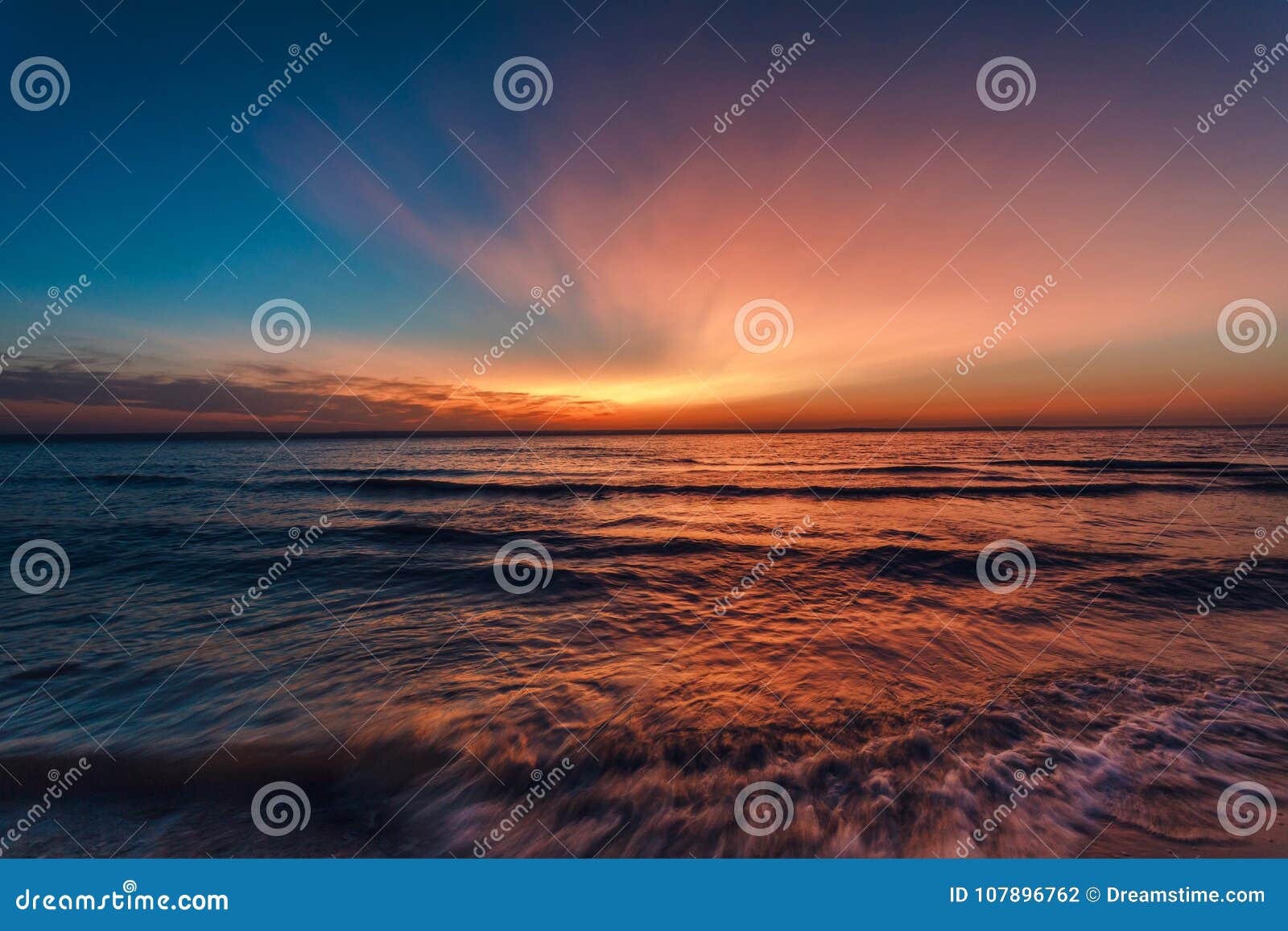 Playa En Los Rayos Del Sol Poniente Foto de archivo - Imagen de ...