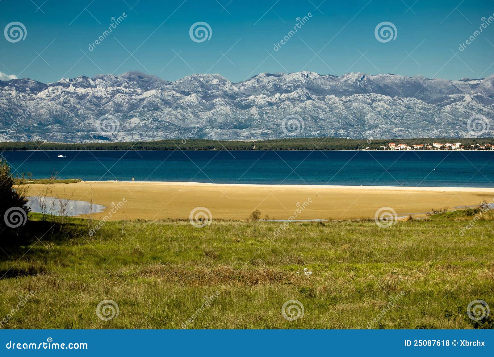 Playa En Nin, Croatia De La Reina Foto de archivo - Imagen de hierba ...