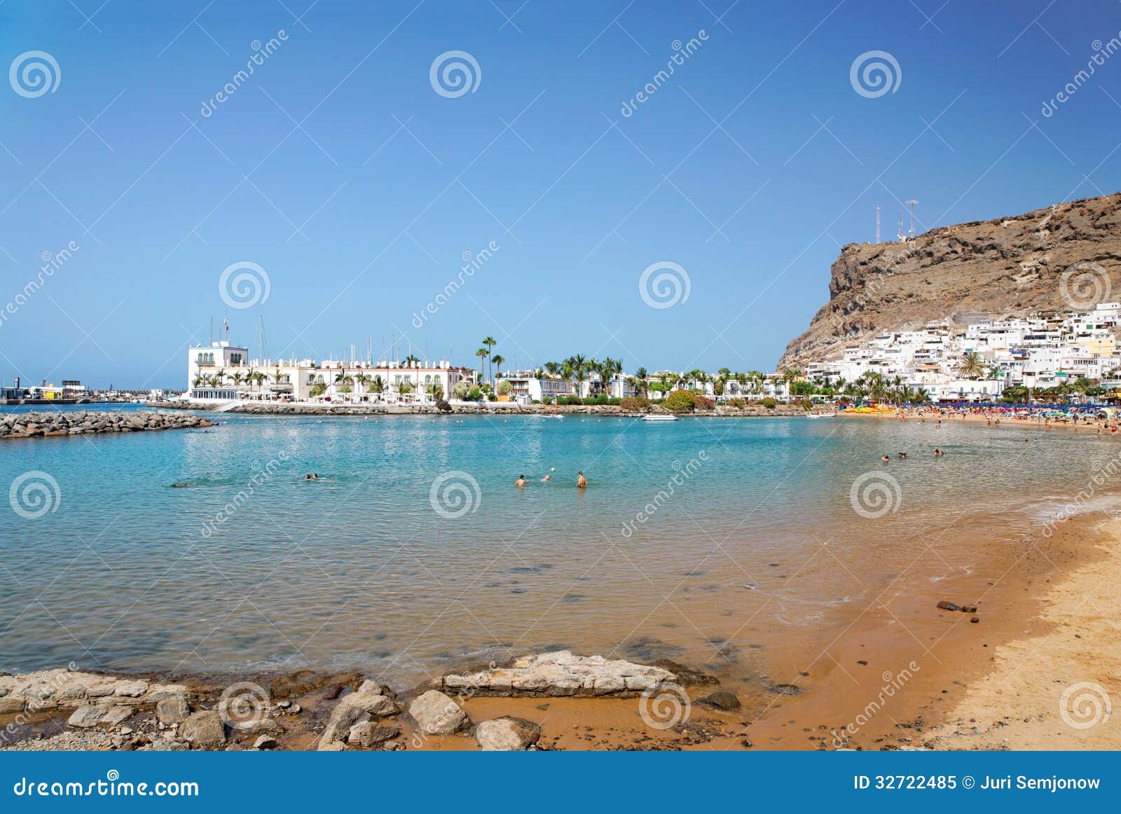 Playa en Puerto de Mogan. imagen de archivo. Imagen de cityscape - 32722485