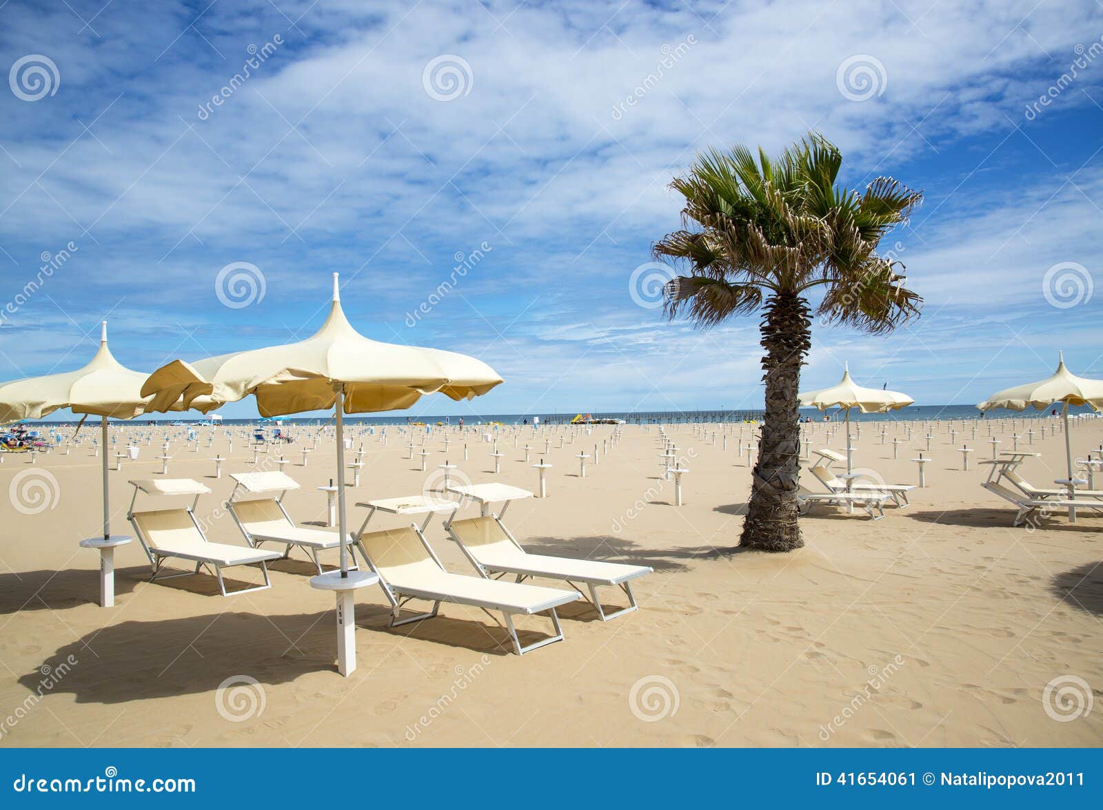 Playa en Rímini, Italia imagen de archivo. Imagen de vacaciones - 41654061