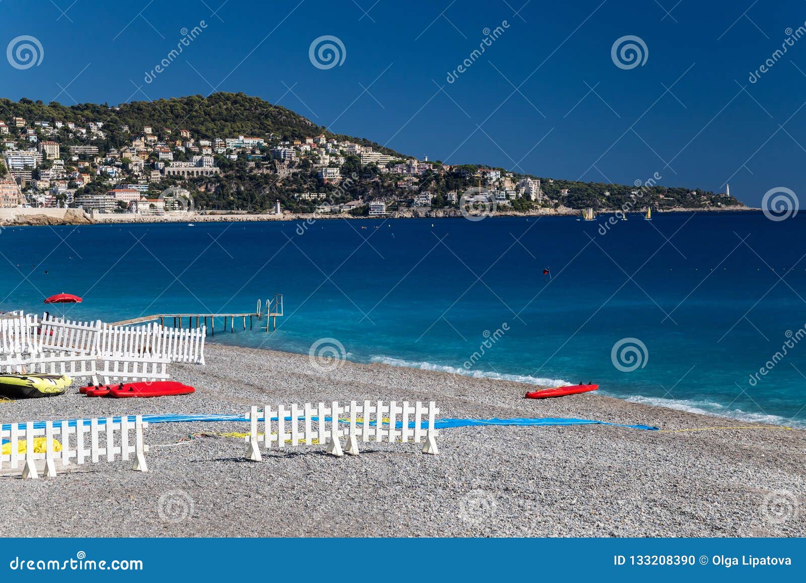 Playa en riviera francesa foto de archivo. Imagen de lujo - 133208390