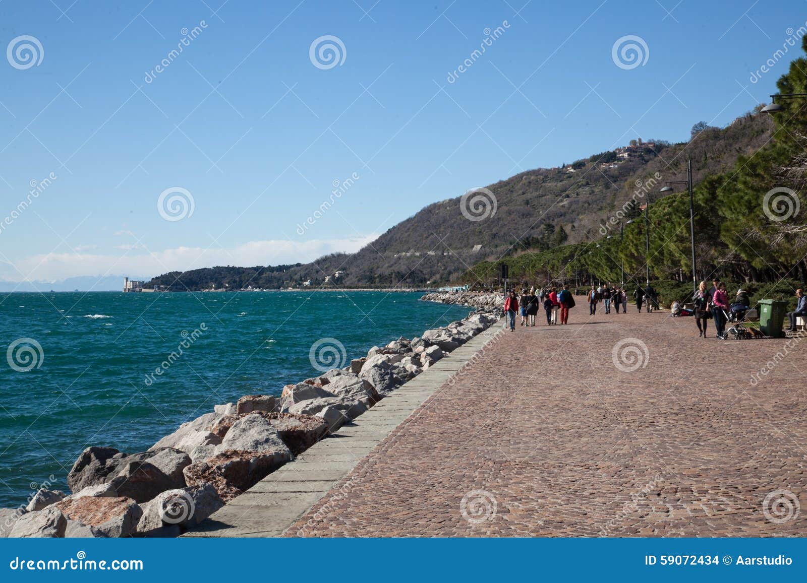 Playa en Trieste imagen de archivo editorial. Imagen de turismo - 59072434