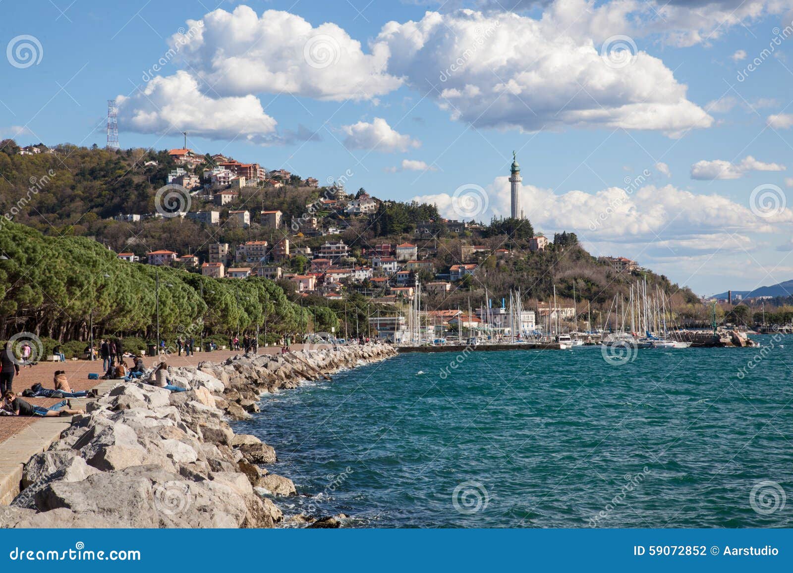 Playa en Trieste fotografía editorial. Imagen de exterior - 59072852